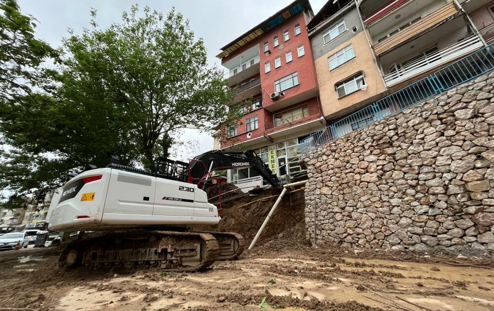 İstinat duvarı ikinci kez çöktü: 5 katlı bina boşaltıldı - Norm Haber İstinat duvarı ikinci kez çöktü: 5 katlı bina boşaltıldı - Norm Haber